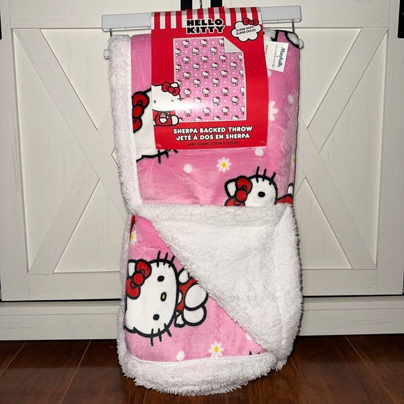 Hello Kitty | Bedding | Hello Kitty Rare Pink Sherpa Backed Throw ...